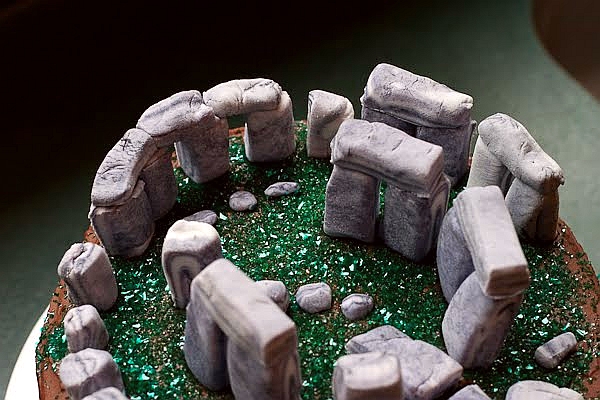 Icing Henge–Perhaps the Ultimate Stonehenge Cake! | CLONEHENGE